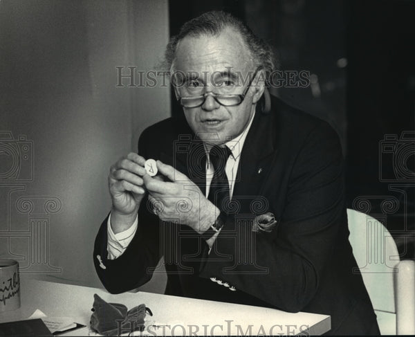 1987 Press Photo Author Ralph Blum displayedrune during talk at Webste ...
