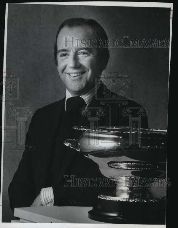 1977 Press Photo John Bly, of England's Royal Society of Arts, poses w ...