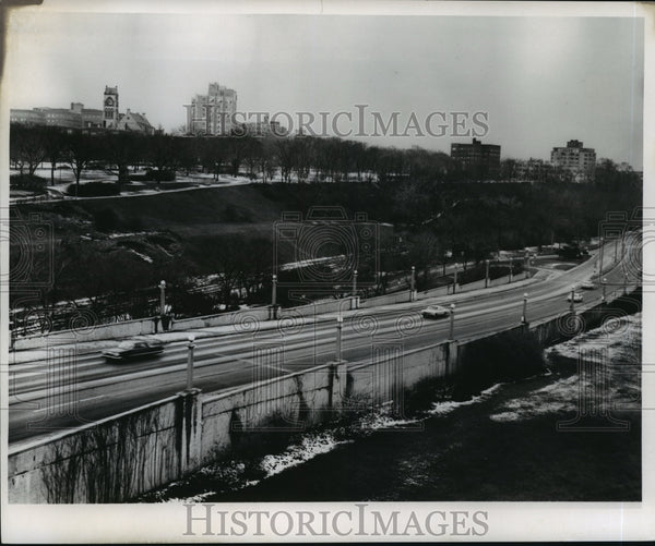 1966 Press Photo The Freeway By The Lake Front, With a Backdrop of Bui ...