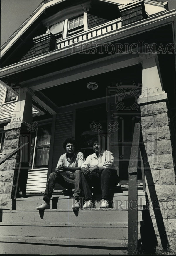 1987 Press Photo Greg, Jackie Barnett, Unemployed, Sit On Steps Of The ...