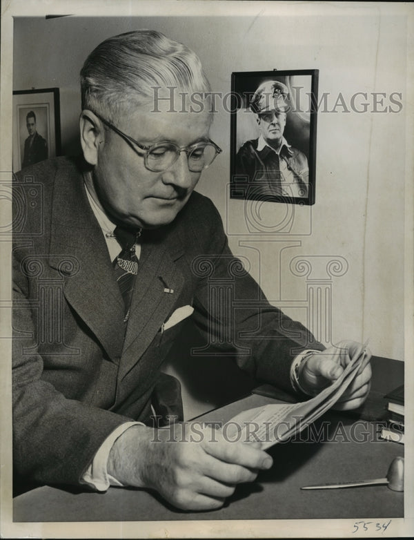 1948 Press Photo Philip La Follette, former Wisconsin governor, reads ...