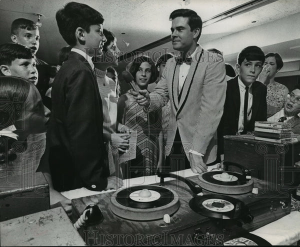 1967 Press Photo WOKY DJ, Bob Barry, Meeting Some Of His Young Fans ...