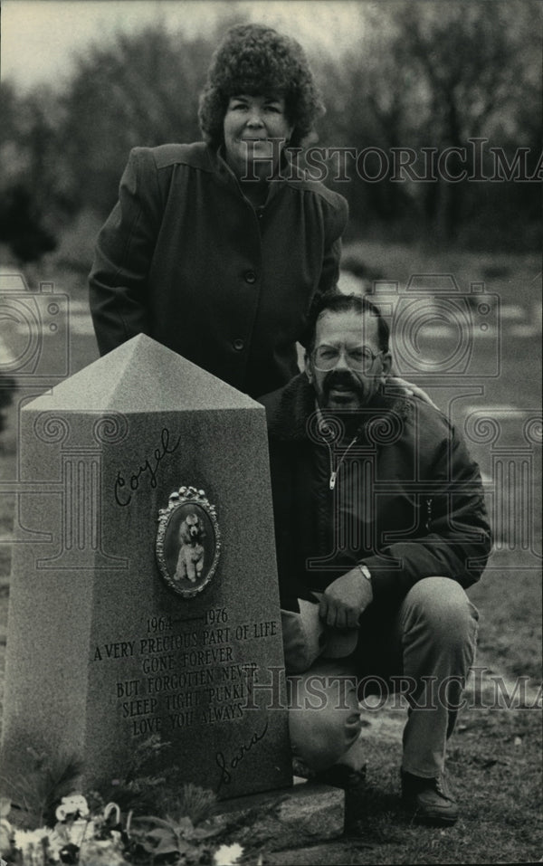 1987 Press Photo Pet Lawn Cemetery Owners, Sara and Dick Bernier ...