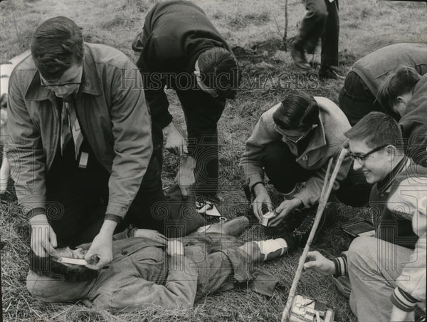 1957 Press Photo Milwaukee Boy Scouts Troop 142 treat Rollie Ostermick ...