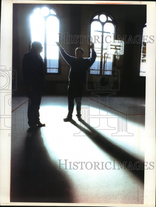 1993 Press Photo Father Martin Carr and Duane LaRue Discuss A Second F ...