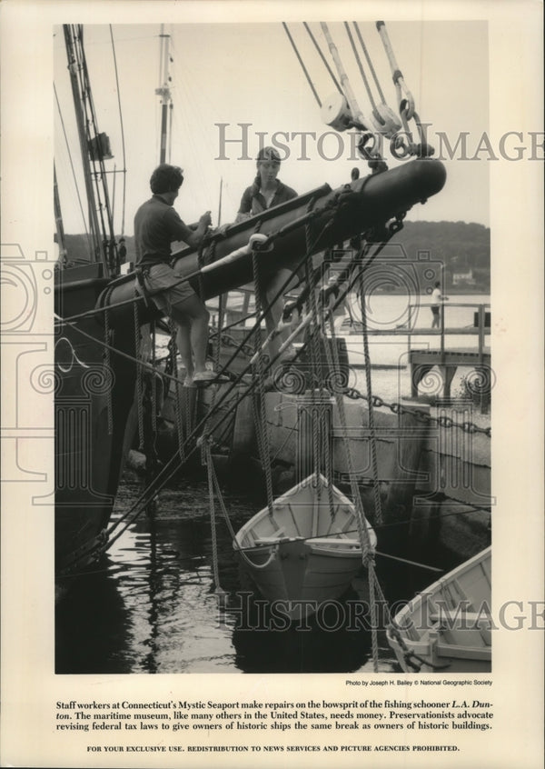 1990 Press Photo Workers at Mystic Seaport Repair the L.A. Dunton in C ...