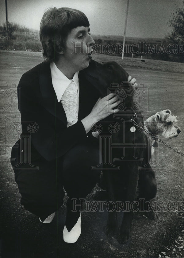 1972 Press Photo Mary Carpenter Bruce With Her Dogs at Her Home in Meq ...