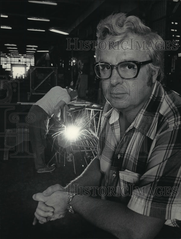 1983 Press Photo Gary Quick at a work area at Harnischfeger, the up, M ...