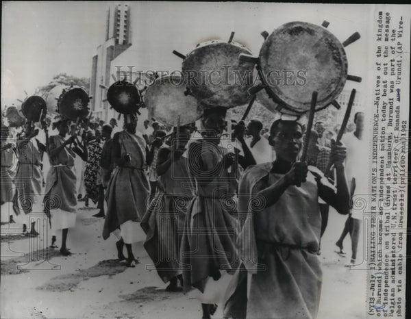 1962 Press Photo Kingdom of Burundi Natives Celebrate Independence - m ...