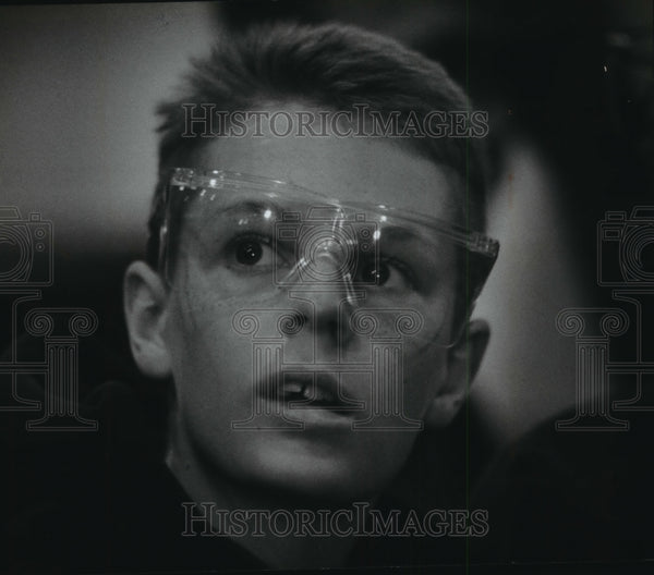 1994 Press Photo Jason Emmer on a Tour at CDM Tool and Manufacturing C ...