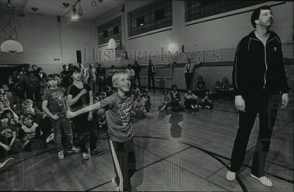 1984 Press Photo Milwaukee Basketball Student, Paul Mokeski, Training ...