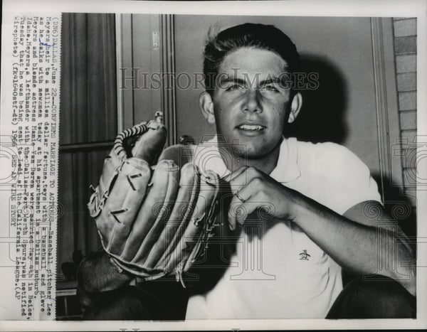 1966 Press Photo Baseball Dallas Spurs Pitcher, Lee Meyers, With Ball ...