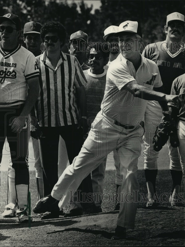1986 Press Photo Former Braves, Bobby Avila threw out first pitch, bas ...