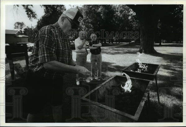 1994 Press Photo Richard Peck, Bernice Grund, Richard Wood at Cedar Cr ...