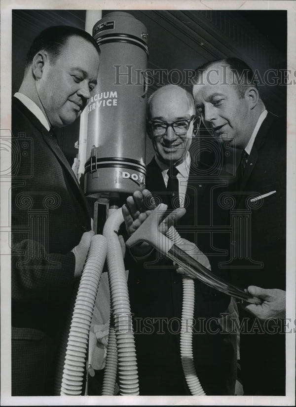 1953 Press Photo J E Rigby, C S Lewis, R G Dwar inspecting vacuum in M ...