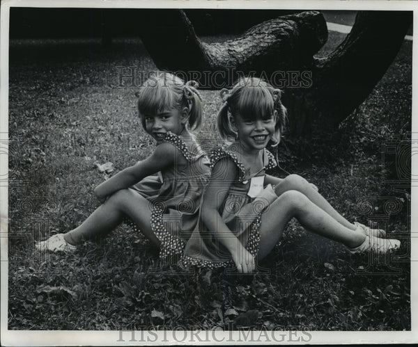 1975 Stephanie and Stacie Negri, Look - Historic Images