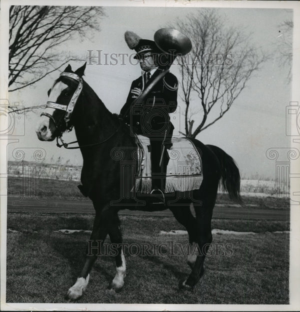 1964 Press Photo Bass Horn Player Robert Erdman rode his horse named H ...