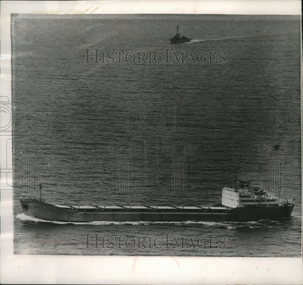 1962 Press Photo Norwegian Tanker & Destroyer Escort in Windward Passa ...