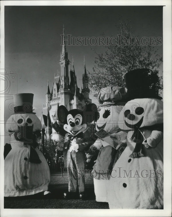 1977 Press Photo Disneyland Mickey Mouse and snowmen - mja74520 ...