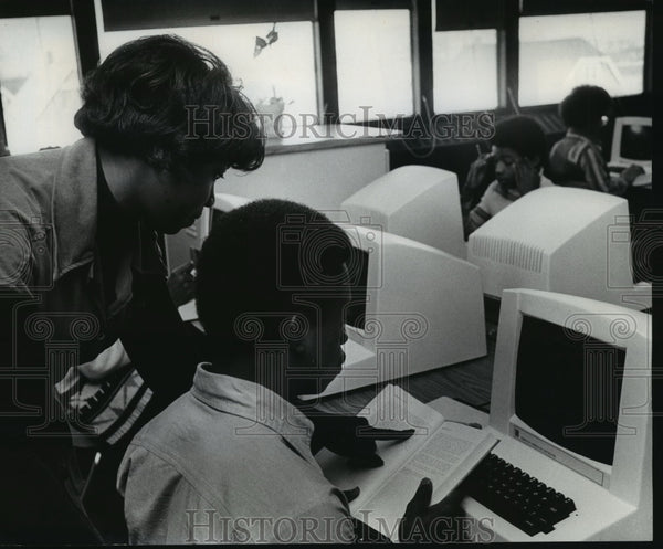 1979 Press Photo Johnnie Parker helped Alfred Allen during a computer ...