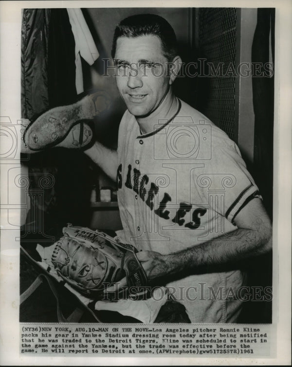 1961 Press Photo Los Angeles pitcher Ronnie Kline packing his gear for ...