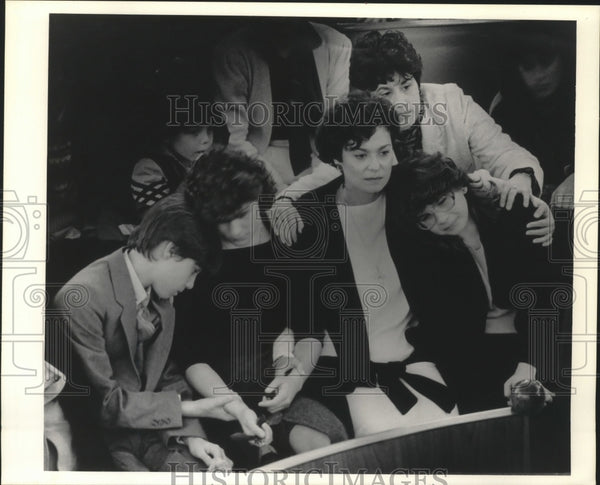 1985 Press Photo Officer Rosario Collura's family attending his funera ...