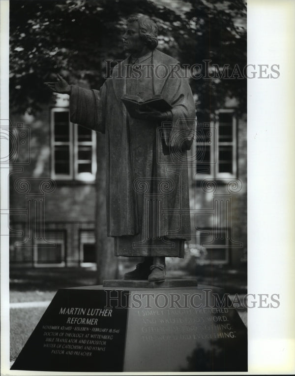 1994 Press Photo statue of Martin Luther in front of Wisconsin Luthera ...