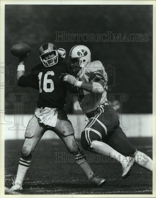1985 Press Photo Jim Herrmann rushes Colorado State Quarterback - mja8 ...
