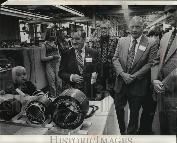 1976 Press Photo Representative Zablocki views products with Louis All ...