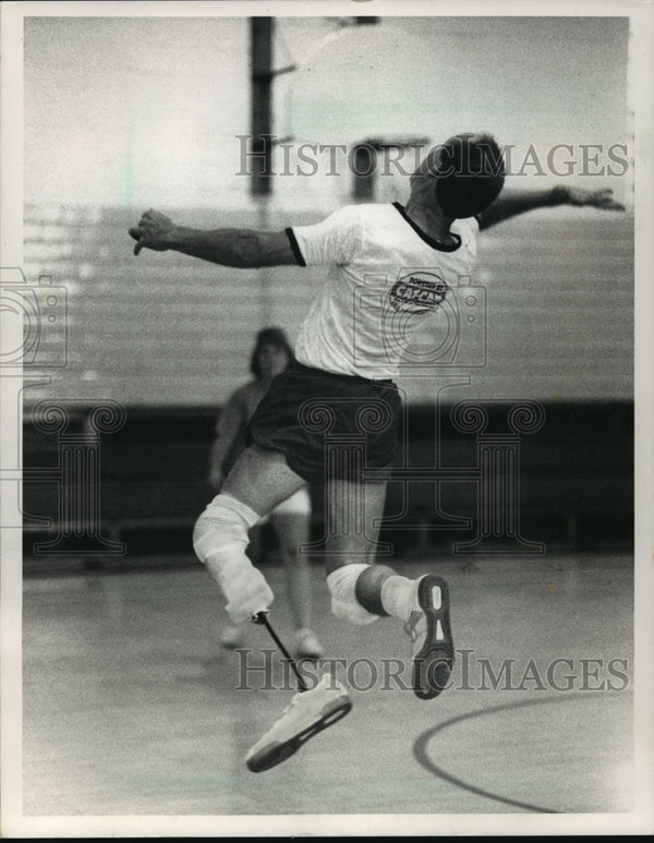 1988 Press Photo Paul Bodenbach leaps to hit a volleyball off of his F ...