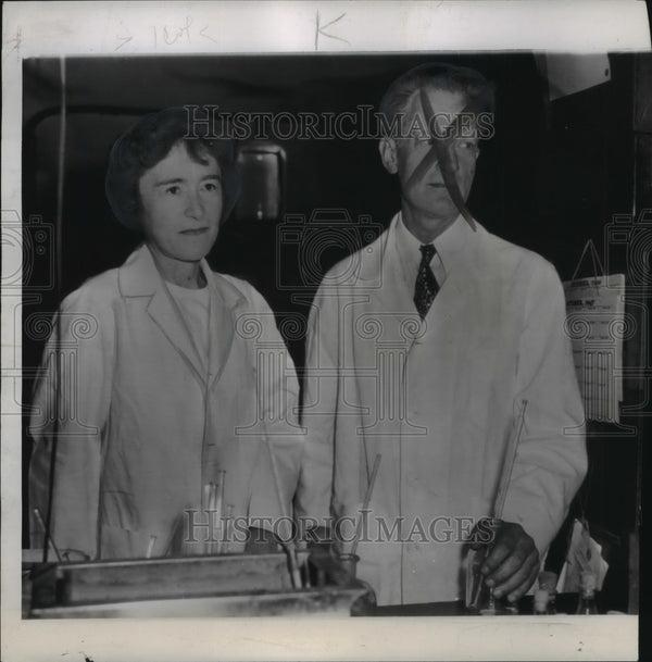 Press Photo Nobel prize winners Dr. Gerty Theresa Cori and Dr. Carl F ...