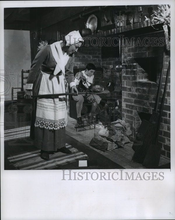1985 Lisa Colonna & Richard Blanchard preparing Thanksgiving Dinner ...