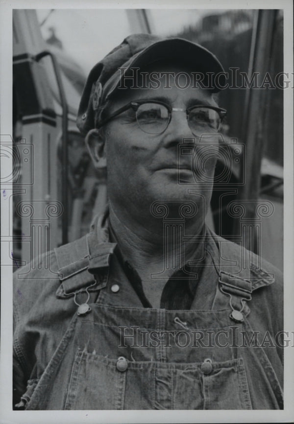 1960 construction worker on new addition of Milwaukee building ...
