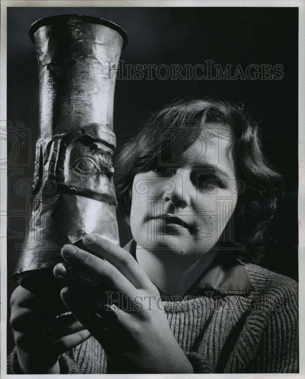 1960 Press Photo Sally Ann Zych with Inca silver drinking vase, Milwau ...