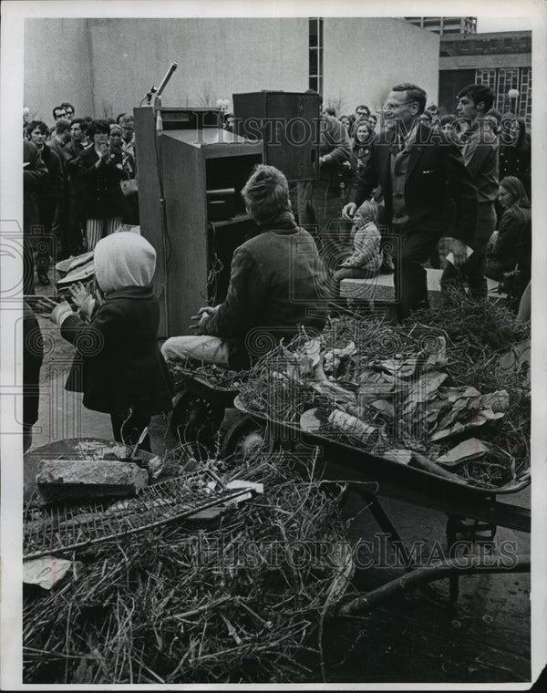 1970 Representative Henry Reuss addresses an Earth Day rally - Historic ...