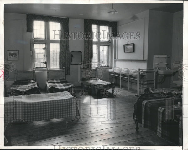 1957 A Dormitory Inside Cheam School in England - Historic Images