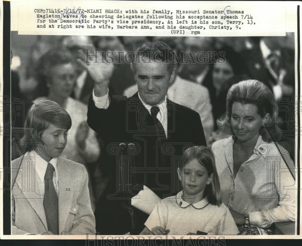 1972 Press Photo Presidential candidate Eagleton waves to crowd after ...