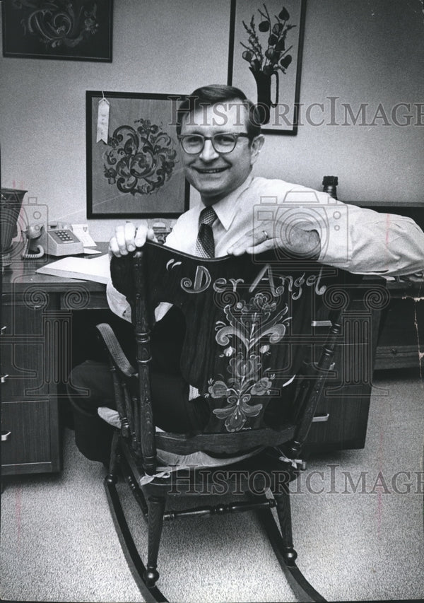 1973 Press Photo Supervisor Gerald Engel in a Chair Decorated by His W ...