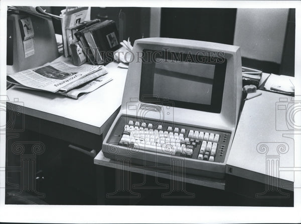 1977 One of Milwaukee Sentinel's News Computers - Historic Images