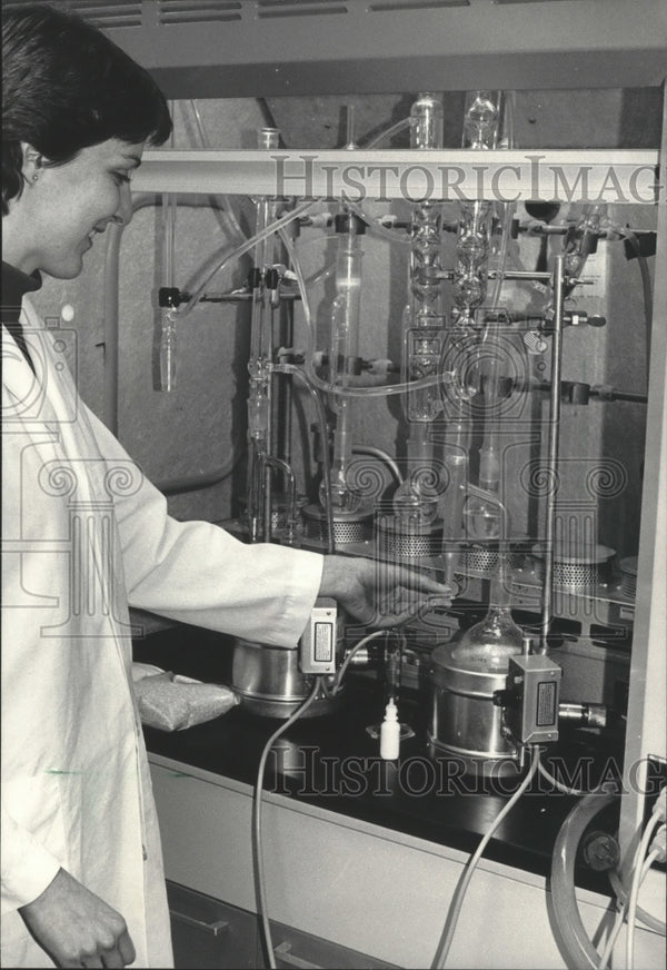 1984 Press Photo Mary Conrardy does a test for EDB at Wisconsin Pharma ...