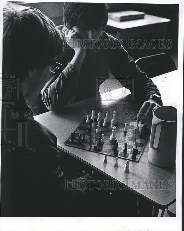 1973 Press Photo Teacher and Student Playing Chess at Liberty School S ...