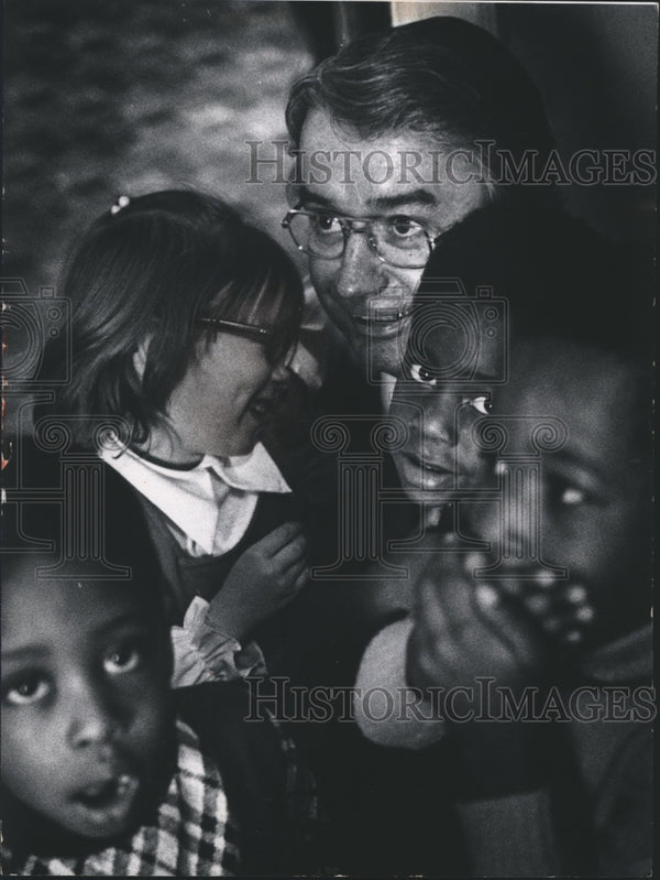 1971 Press Photo Governor Patrick Lucey with children at daycare in Mi ...