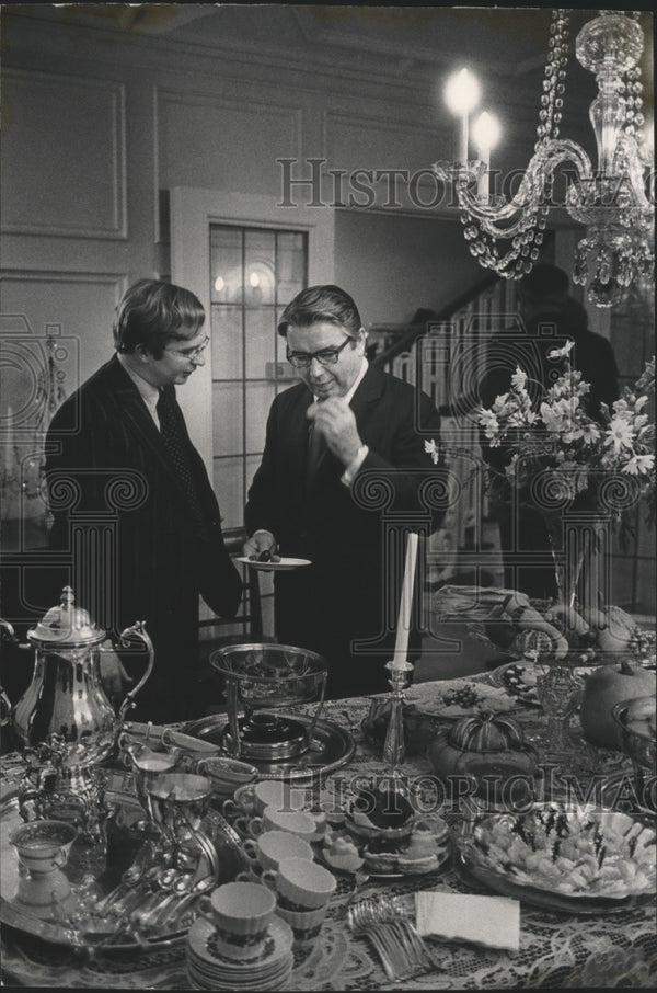 Press Photo Patrick Lucey eats with his campaign manager, Richard Ween ...