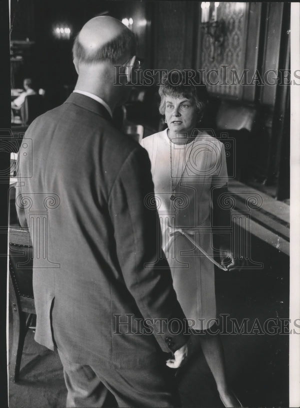 1969 Press Photo Mrs. Esther Doughty Luckhard and John R. Devitt confe ...