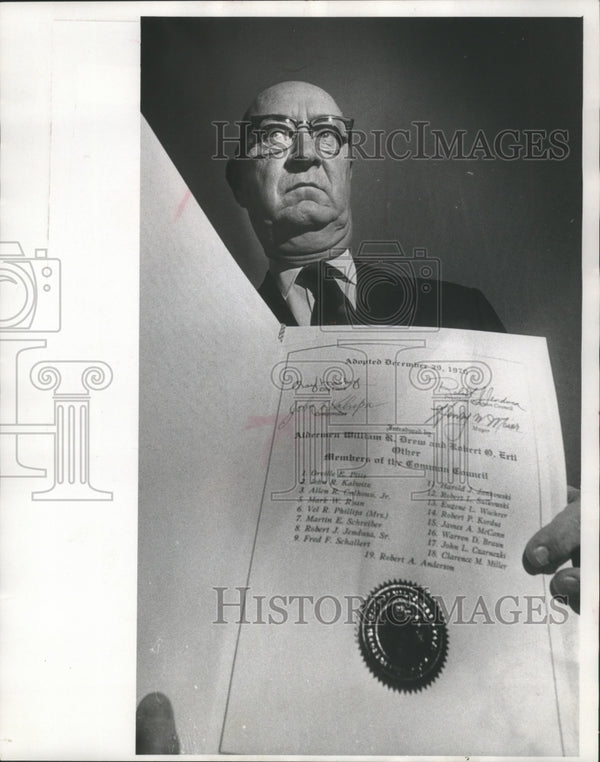 1971 Press Photo Marquette library director William A. FitzGerald with ...