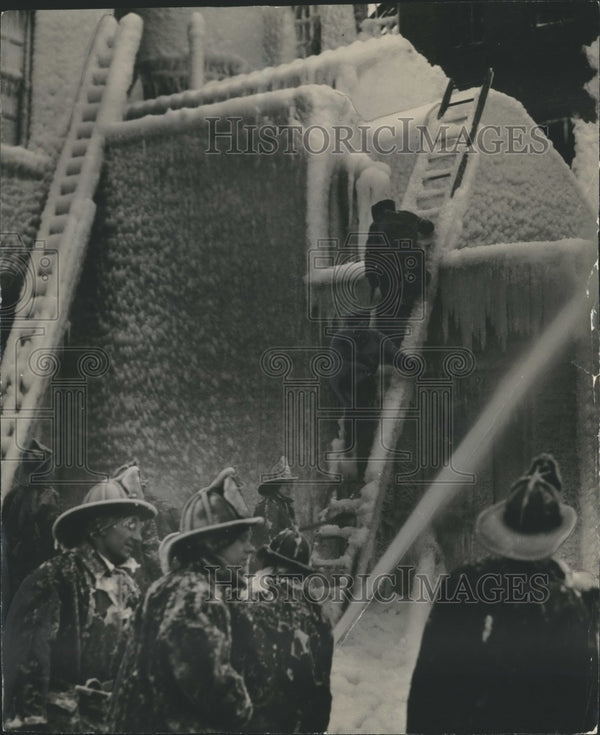 1940 Press Photo Firefighters Battling Saint Vincent de Paul Fire in W ...