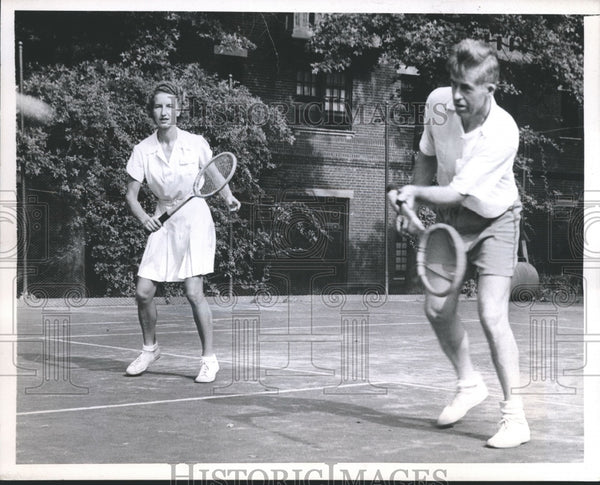 1943 Press Photo Vice President Henry Wallace and Mary Hardwick play t ...
