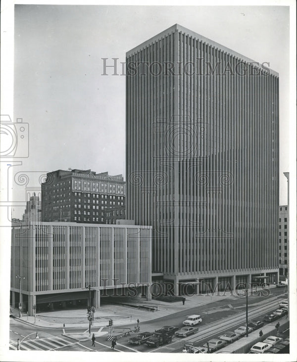 1968 Press Photo Marshall & Ilsley bank, gracing the city's skyline ...