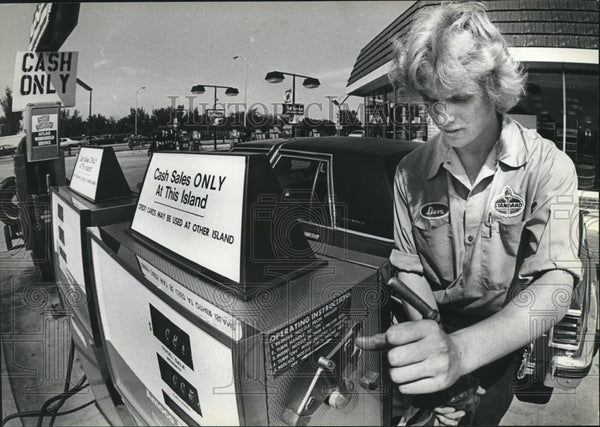 1982 Press Photo Dave Polzin Currie Park Standard Auto Center Employee ...