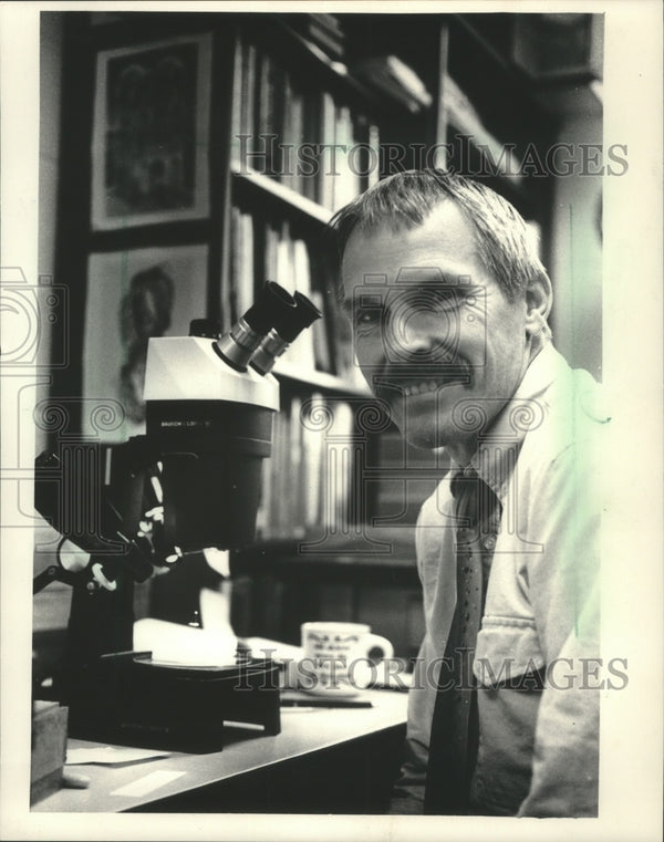 1967 Press Photo Entomologist Clarke Garry in his Office University of ...